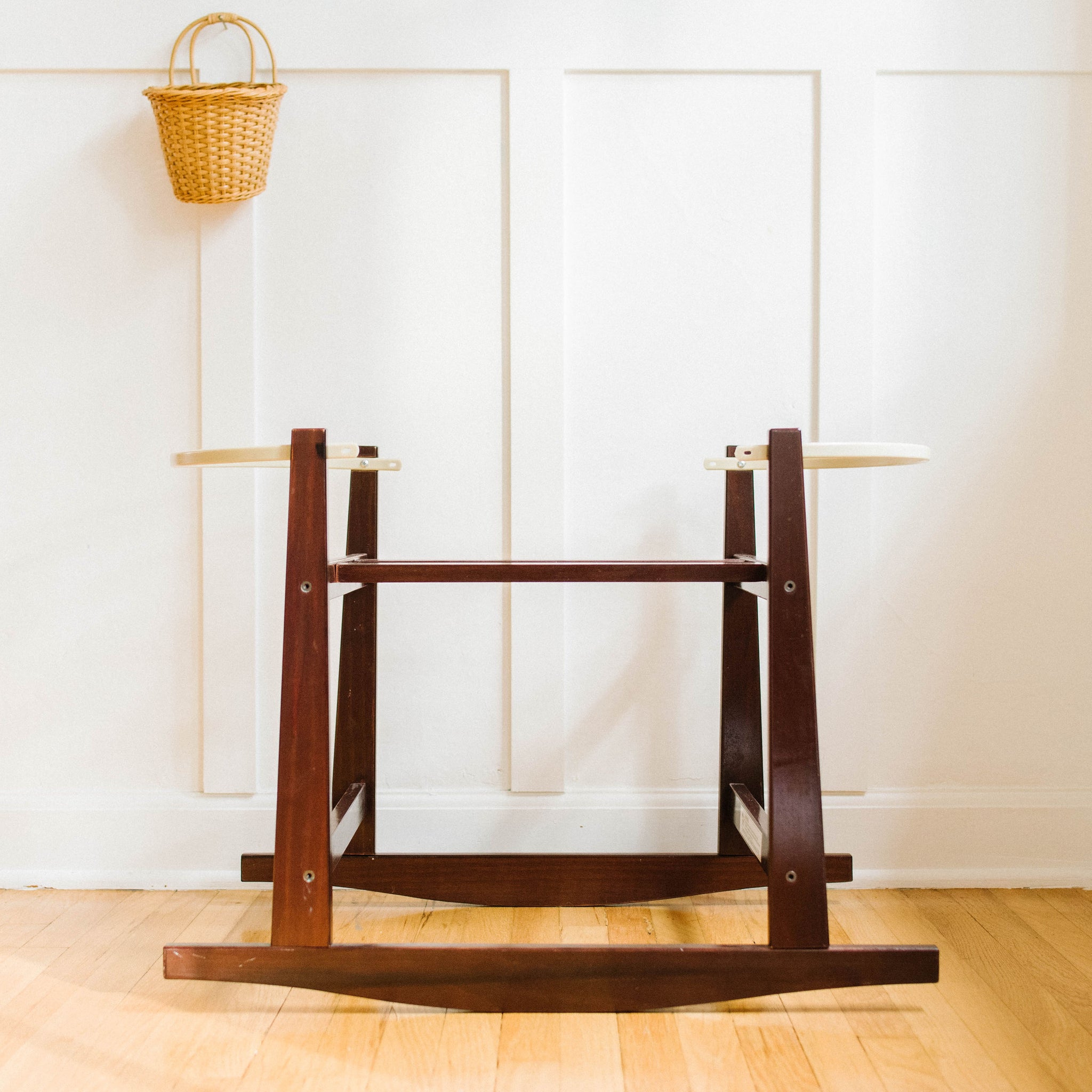 Modern Rocking Bassinet Stand- Espresso – Design Dua.